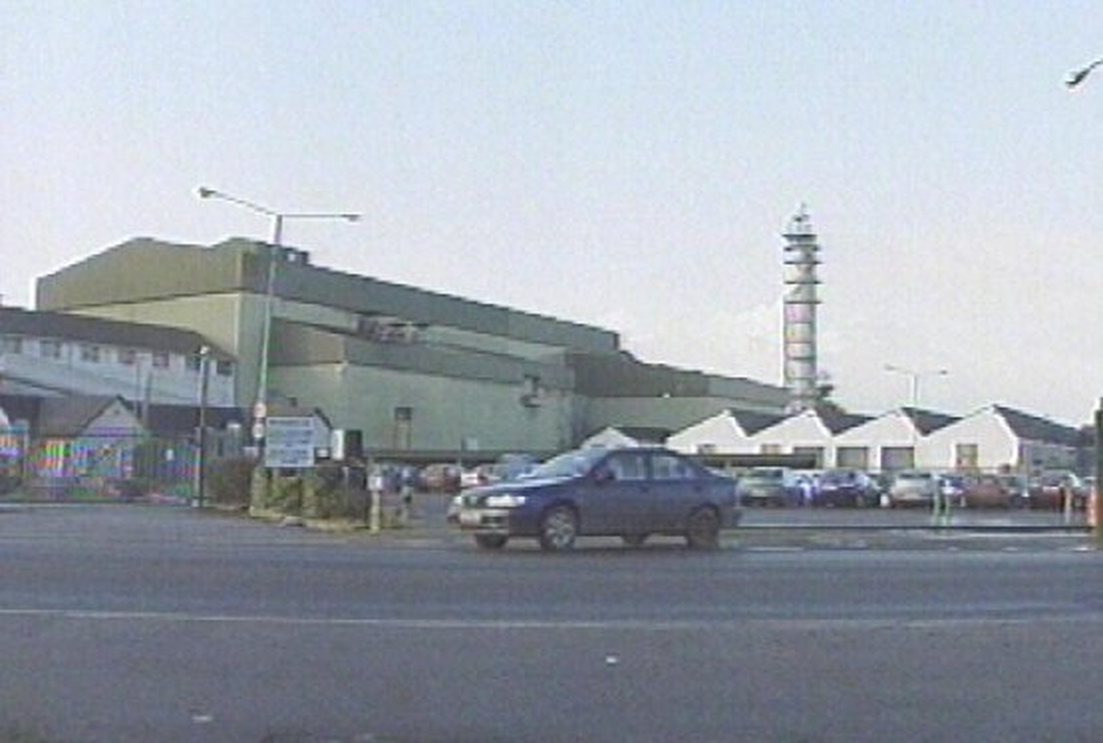 Minister joins protest against factory closure