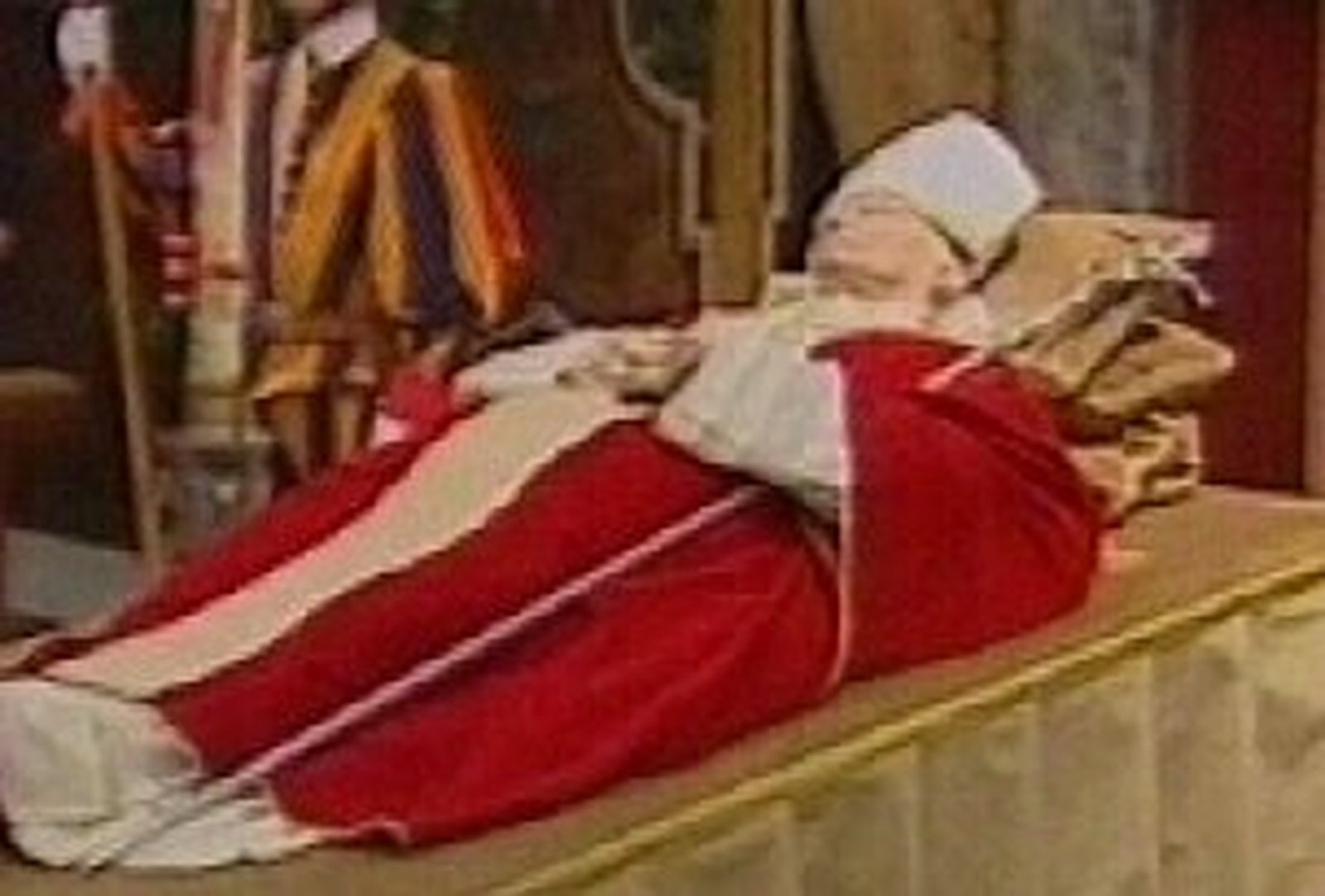 Thousands mourn Pope at St Peter's Basilica