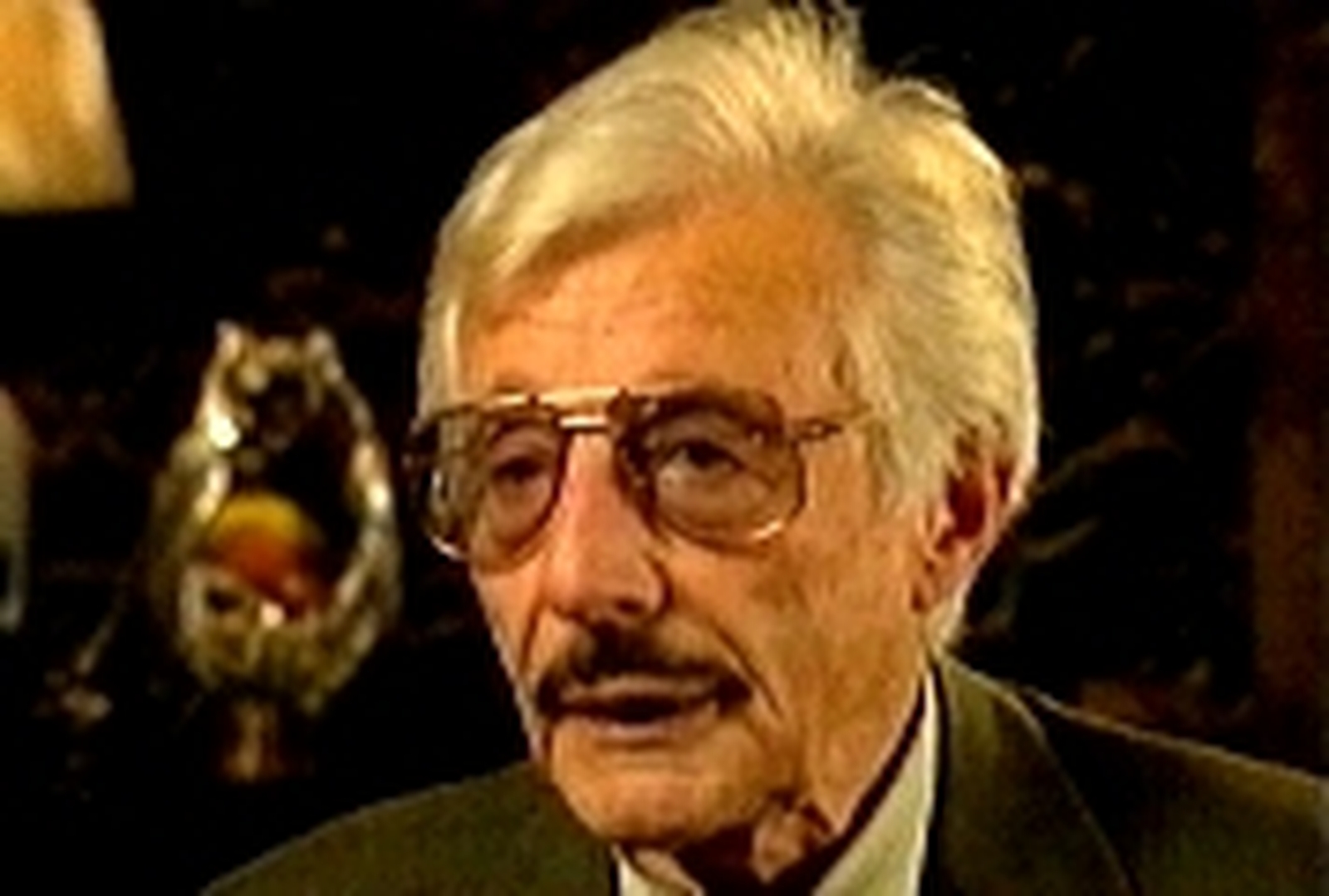 Designer Oleg Cassini dies at 92