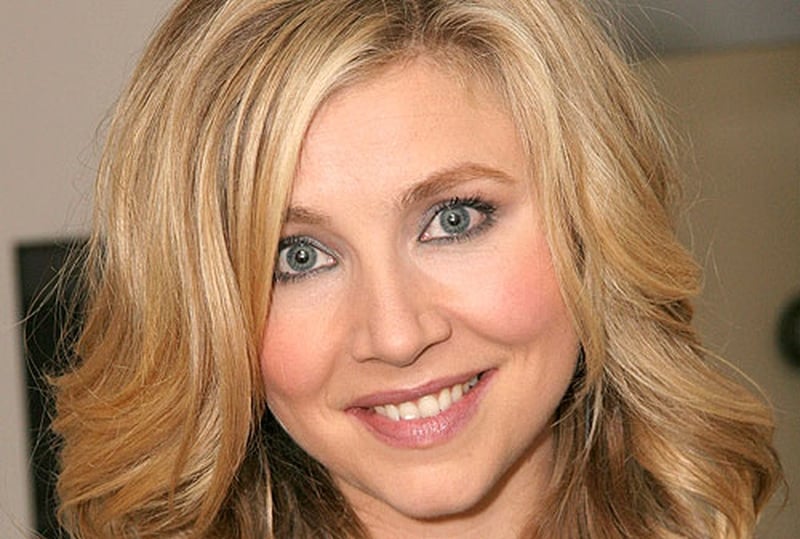 Scrubs star Sarah Chalke is engaged