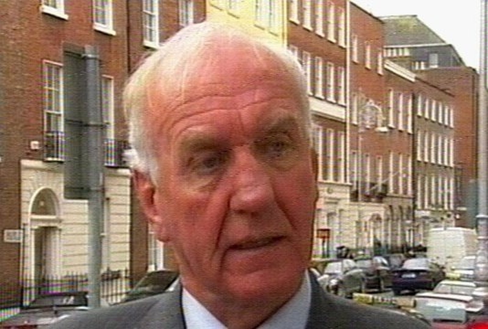 Andrews to retire as Red Cross chairman