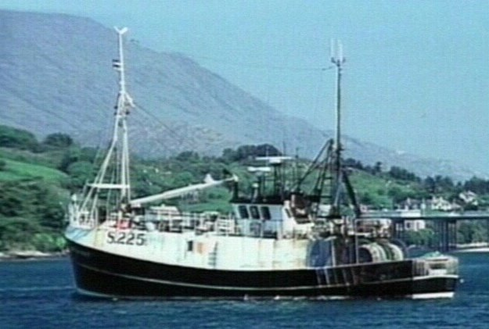 Fishermen rescued as Cork trawler sinks