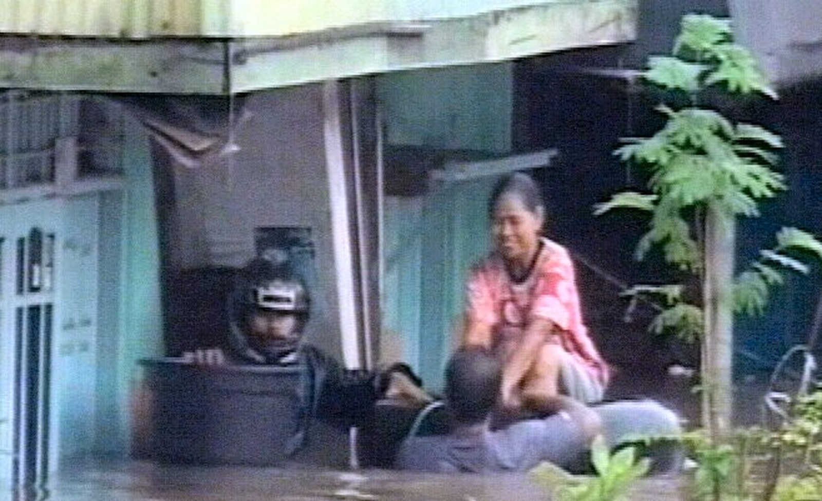 340,000 homeless in Indonesia floods