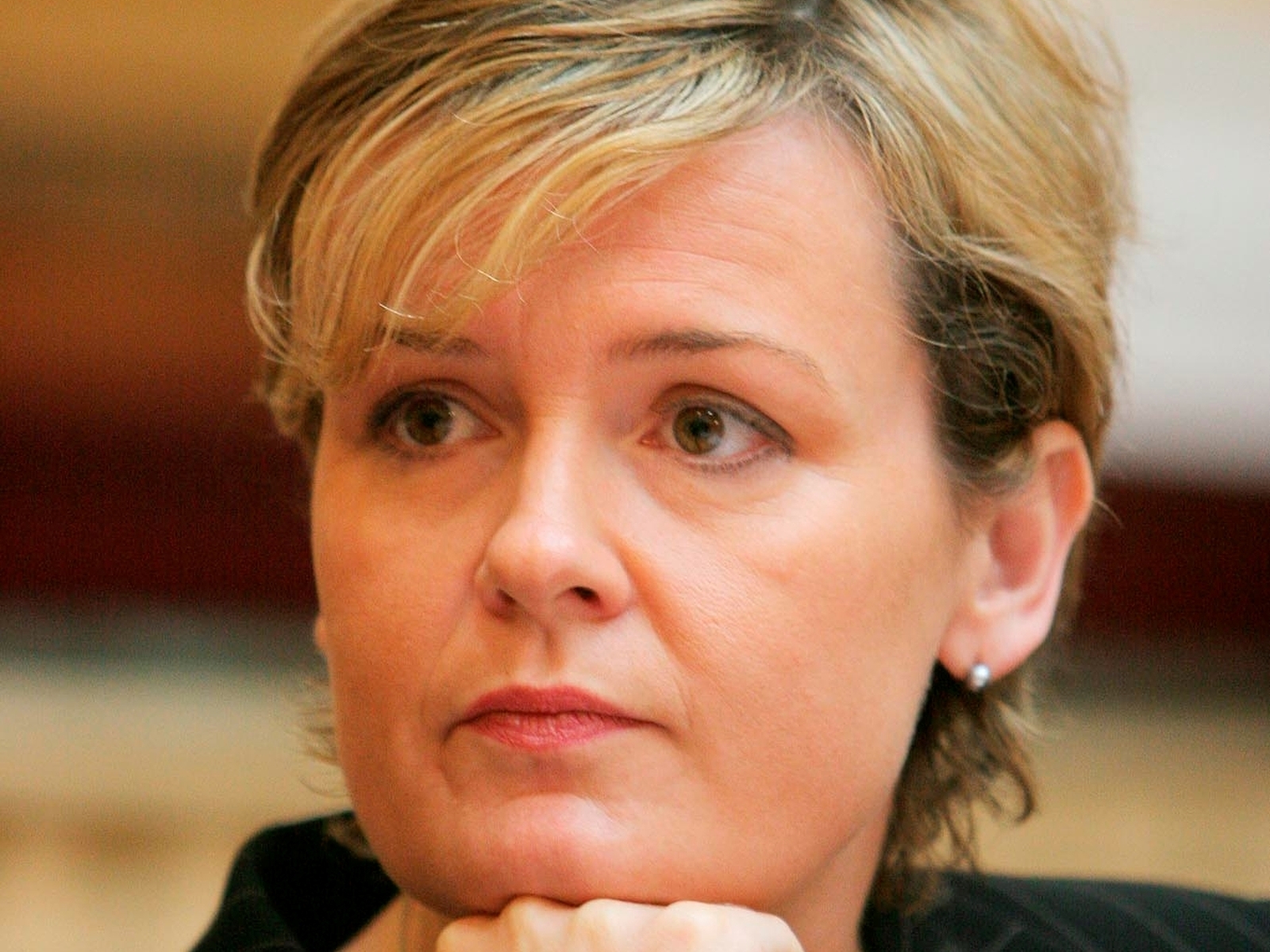 Investment losses pull ISE into red