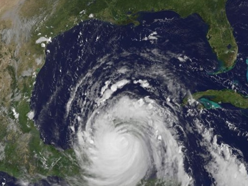 Dean weakens, moves into Gulf of Mexico