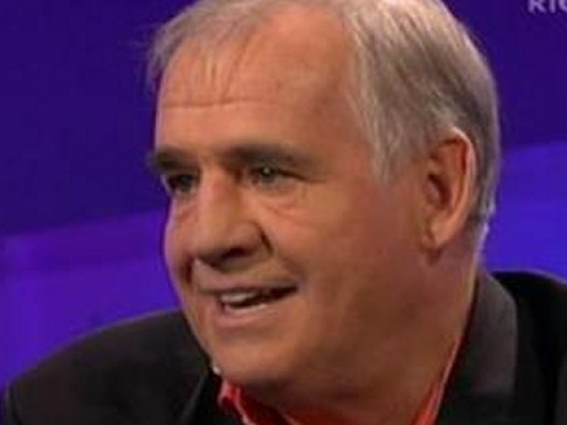 Thousands pay respects to singer