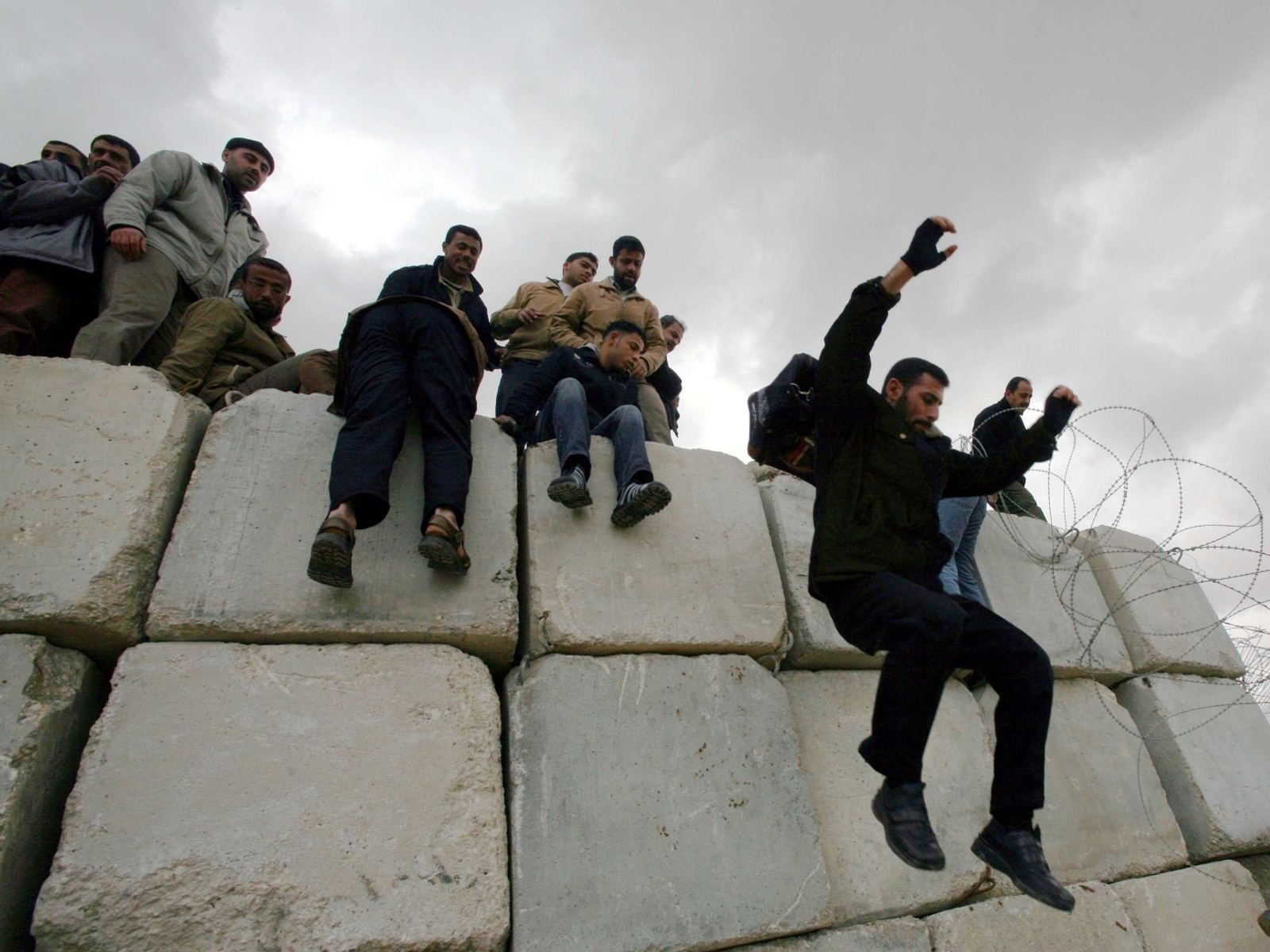 Egyptians set up checkpoints on Gaza border