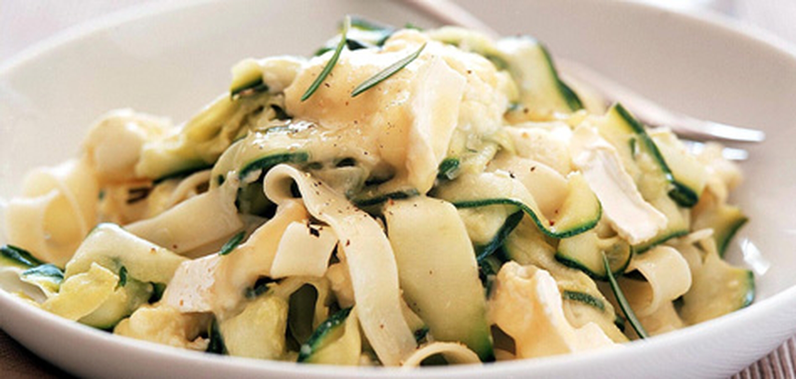 Tagliatelle, courgette and peas with basil cream