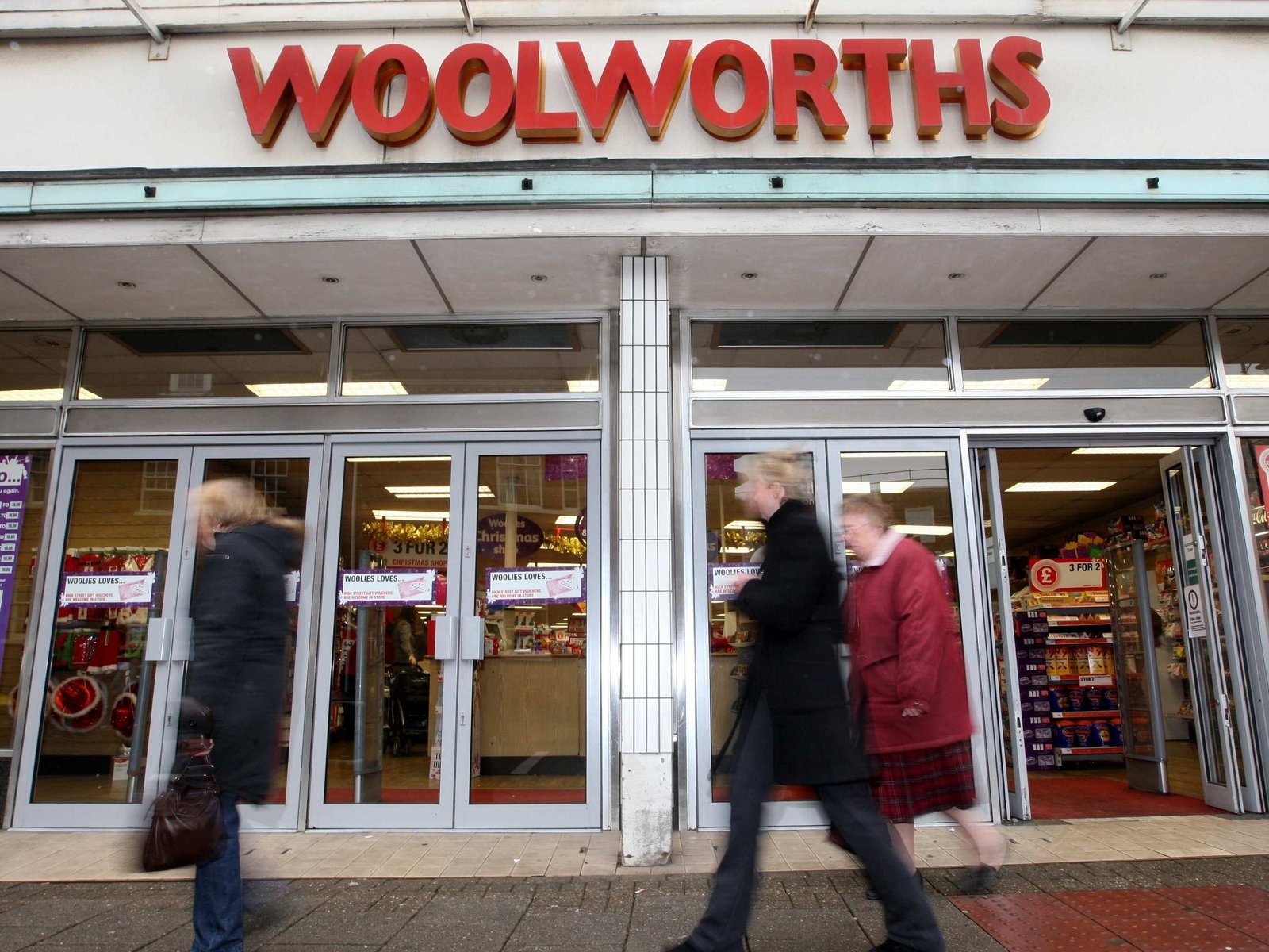 UK shoppers hit Woolworths' closing sales