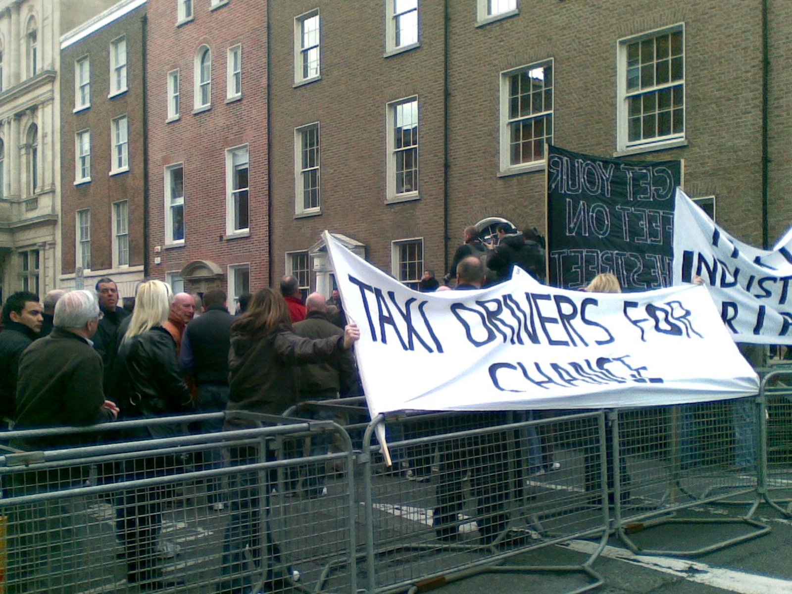 Taxi drivers threaten to escalate protest