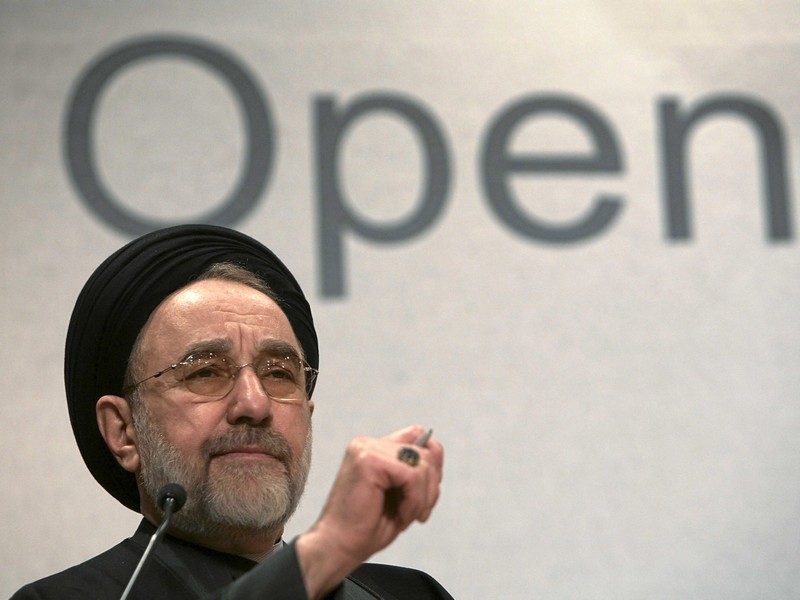 Khatami quits Iran presidency race
