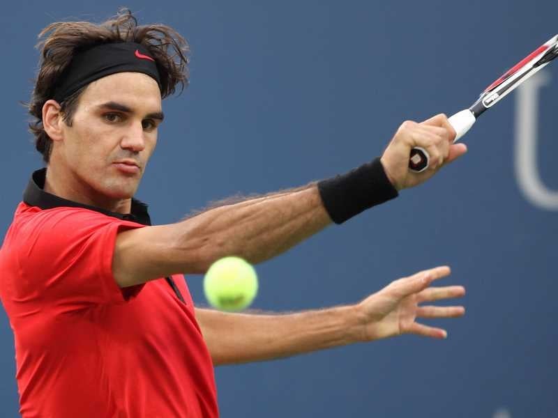 Federer strolls into next round