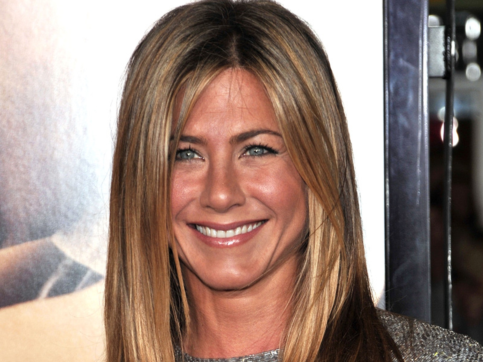Aniston sings on Ellen's talk show