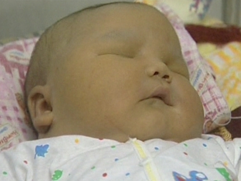 Tourists crowd to see 'giant' baby