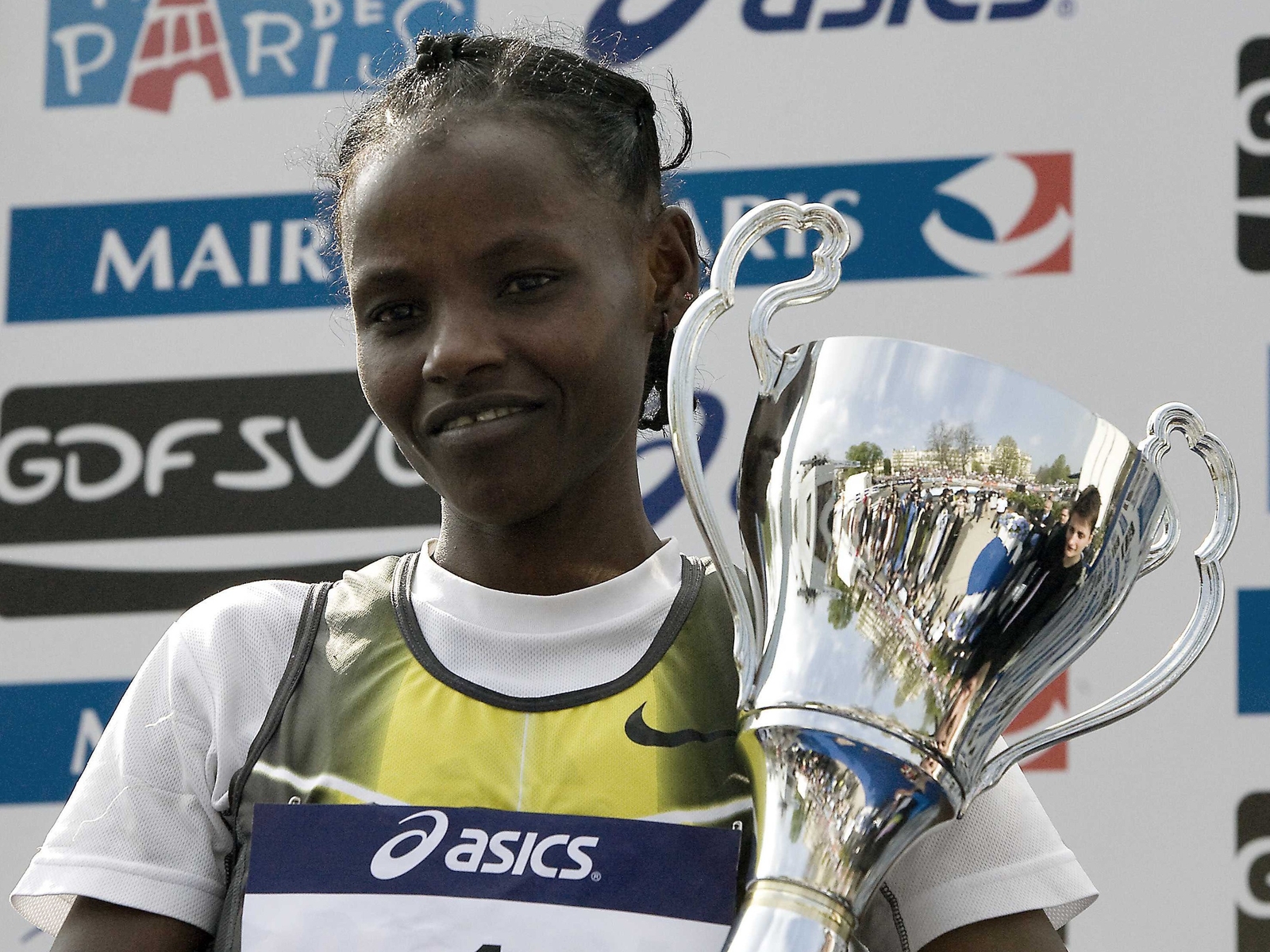 Bayisa defends Paris marathon title