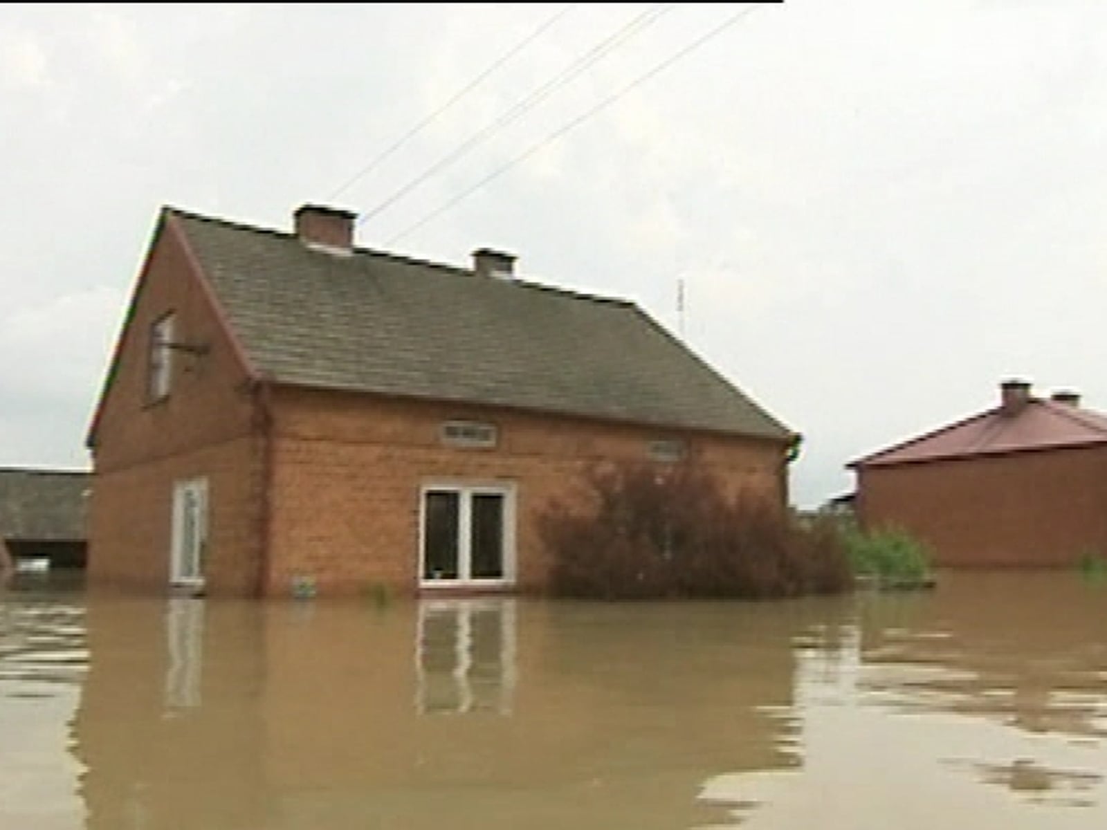 Flood waters reach Warsaw