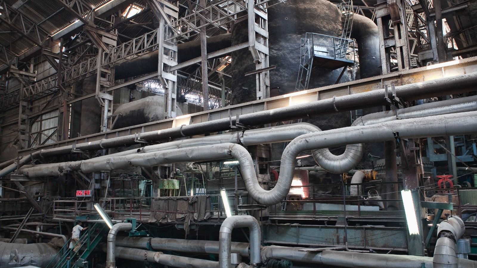 Manufacturing output and new orders fall in April