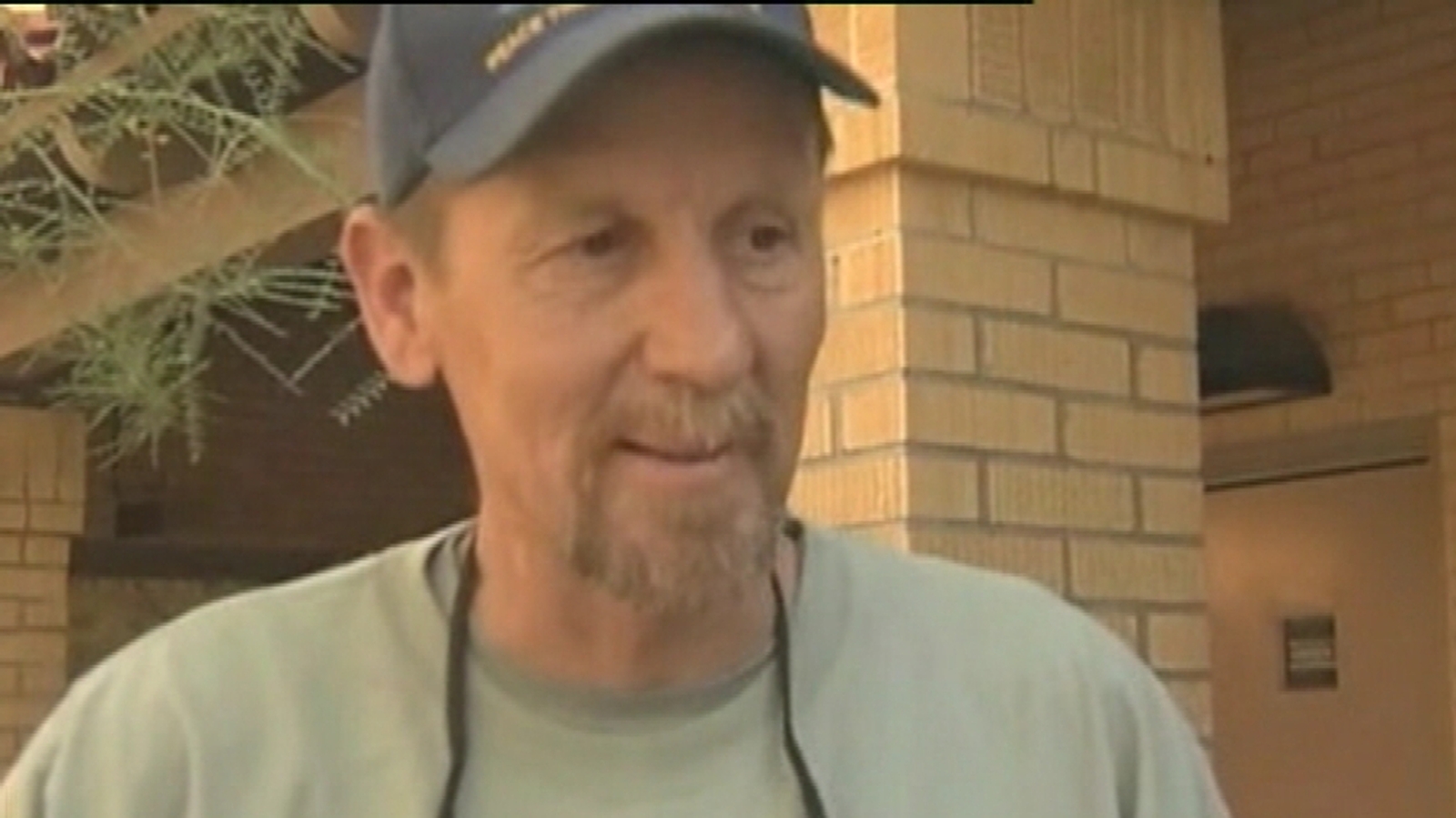 Homeless man returns lost laptop and money