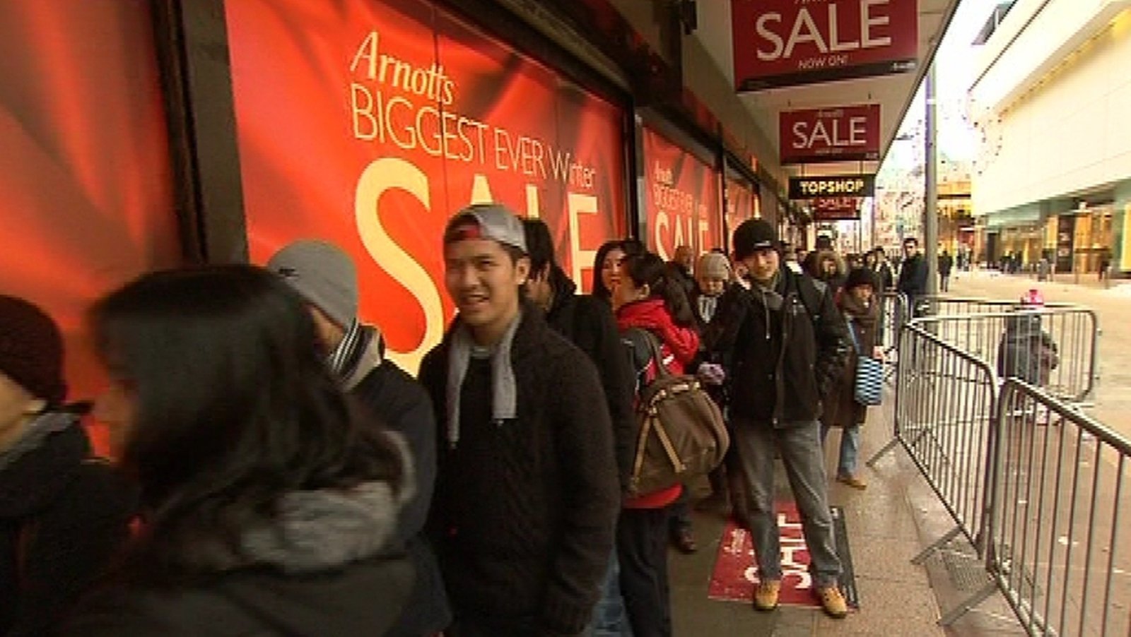 Hundreds queue for Post-Christmas sales