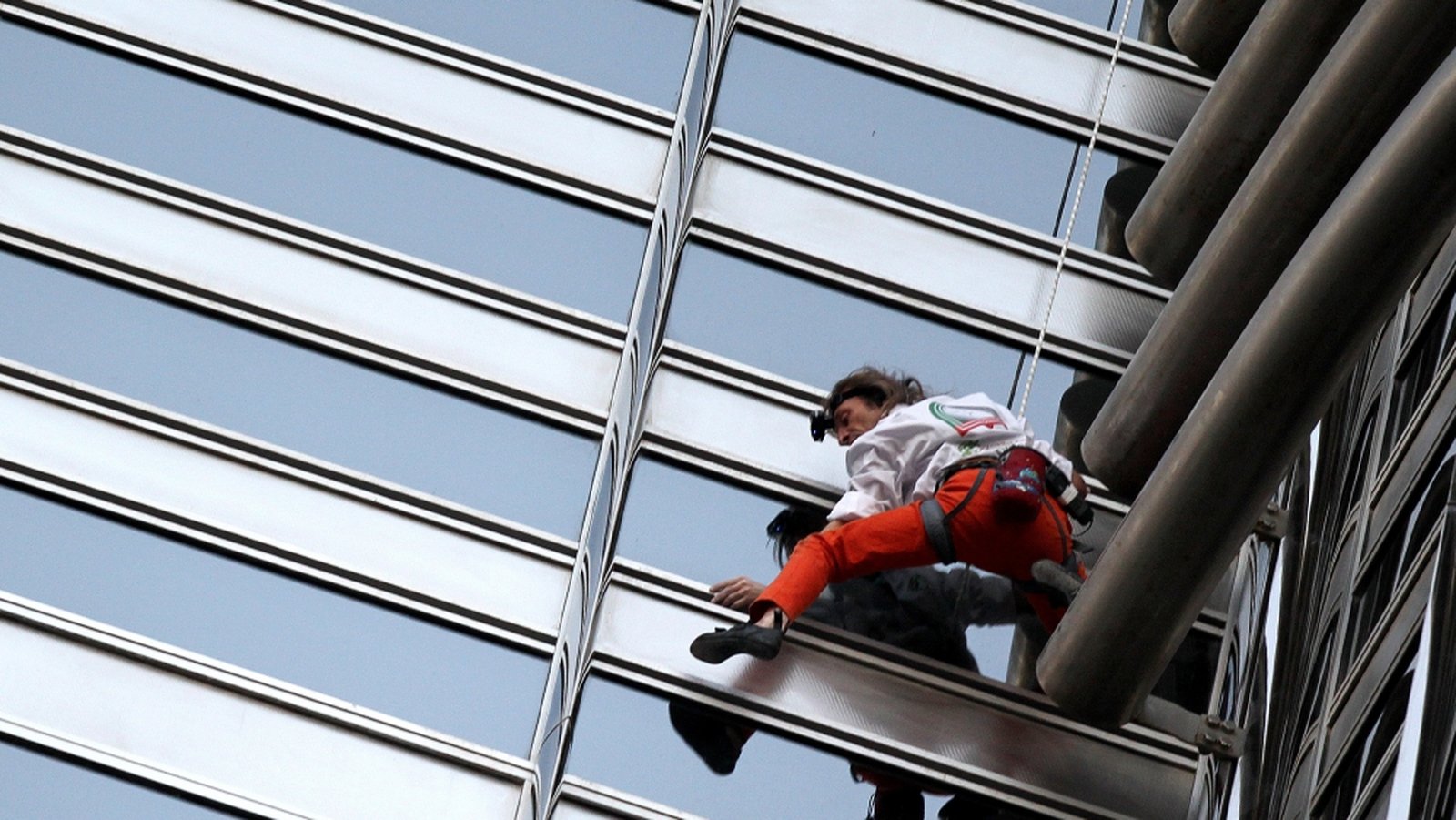 'Spiderman' climbs world's tallest building