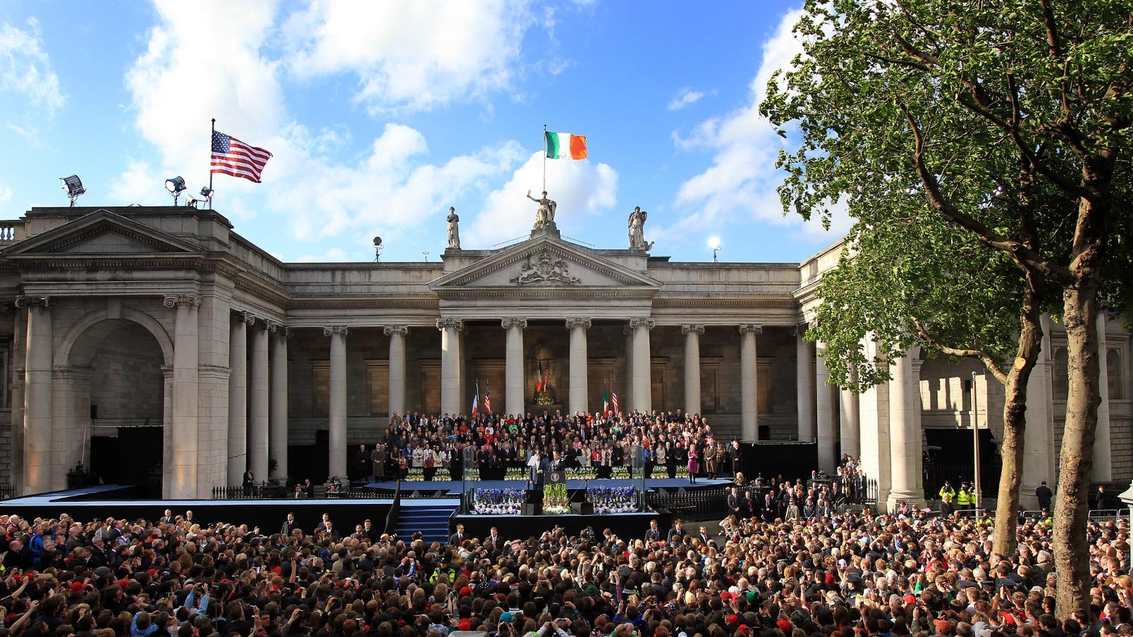 Barack Obama draws huge crowd in Dublin