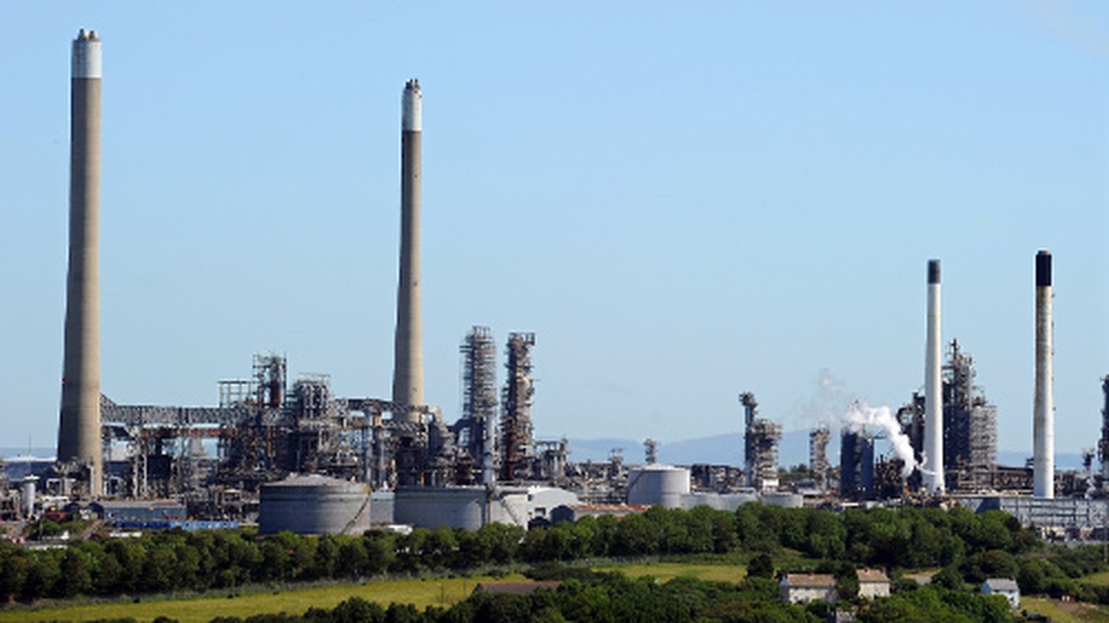 Four killed in blast at Wales oil refinery