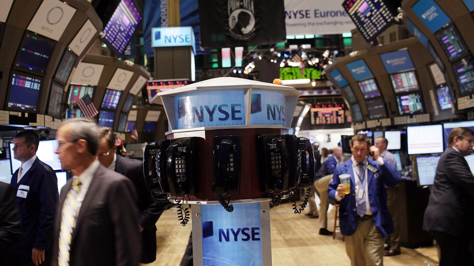 US stocks sink as bond market stokes recessionary fears