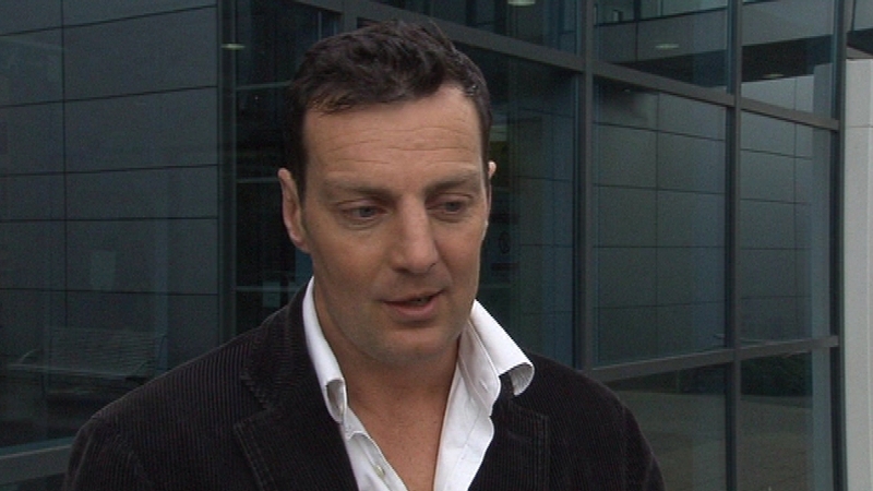 Health minister to meet leading surgeon