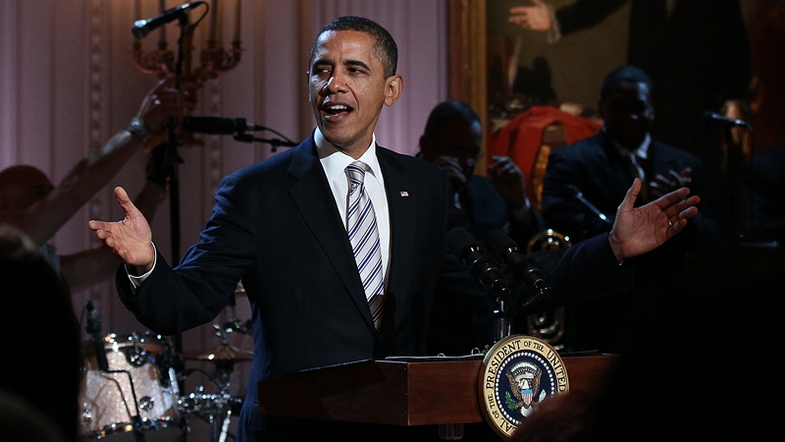 Obama sings the blues at White House