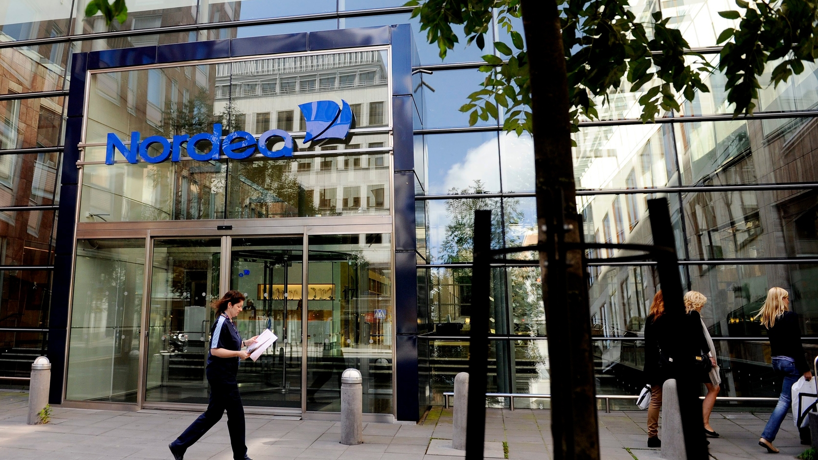 Sweden's Nordea posts small rise in Q1 profits