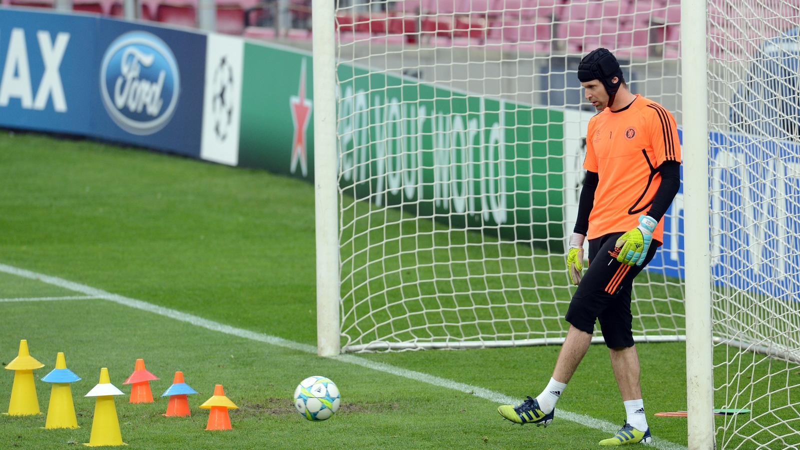 Petr Cech Diving Wallpaper