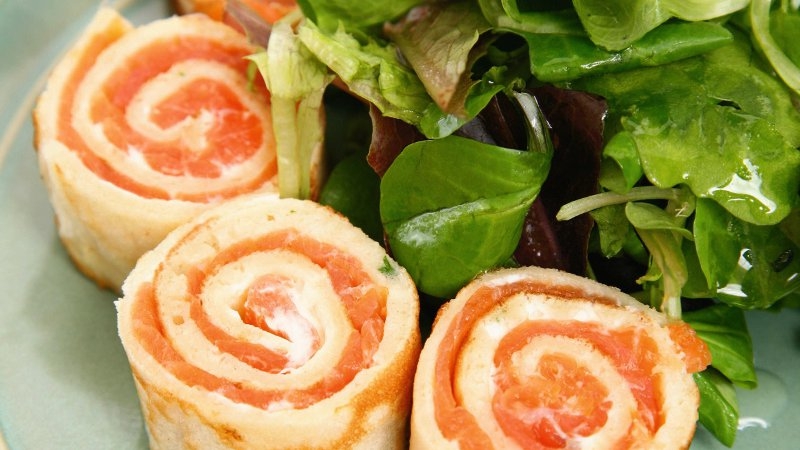Smoked salmon rolls