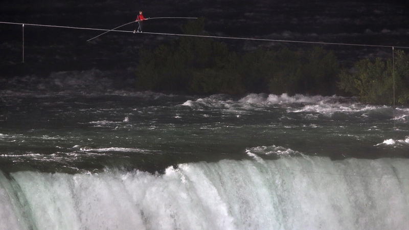 Man walks over Niagara Falls on tightrope
