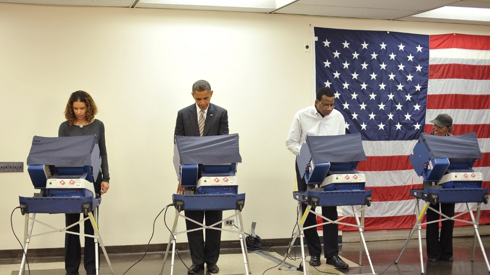Obama casts early vote in US election