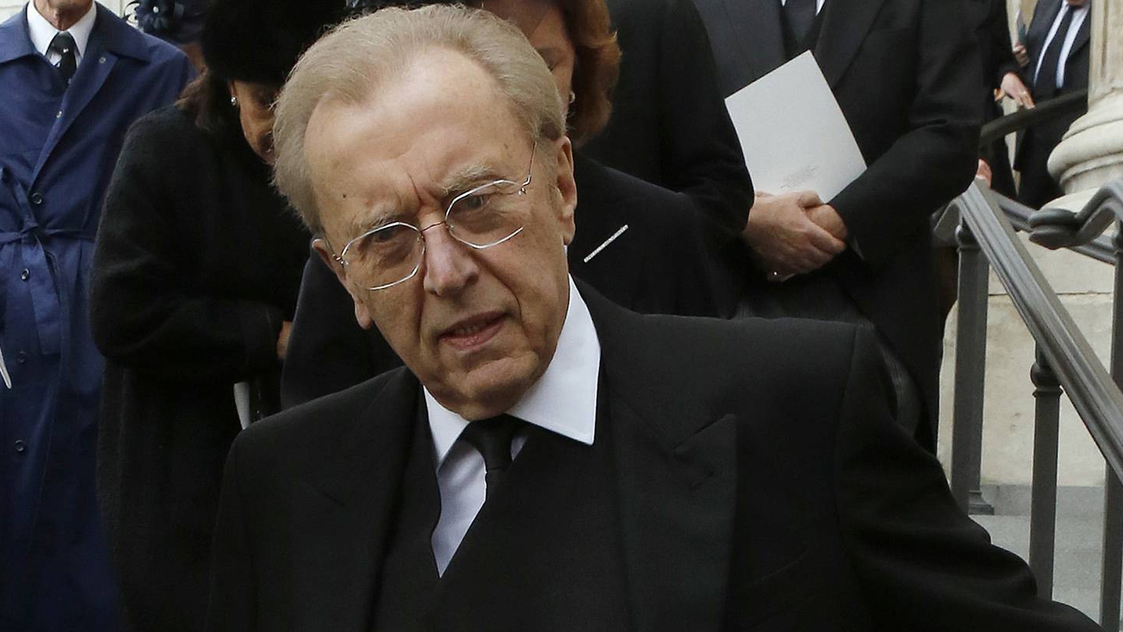Broadcaster and writer Sir David Frost dies at 74