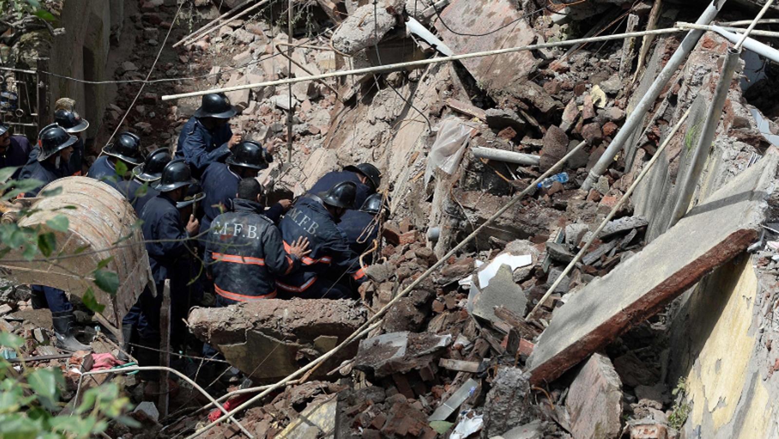 Four dead, dozens missing in India collapse