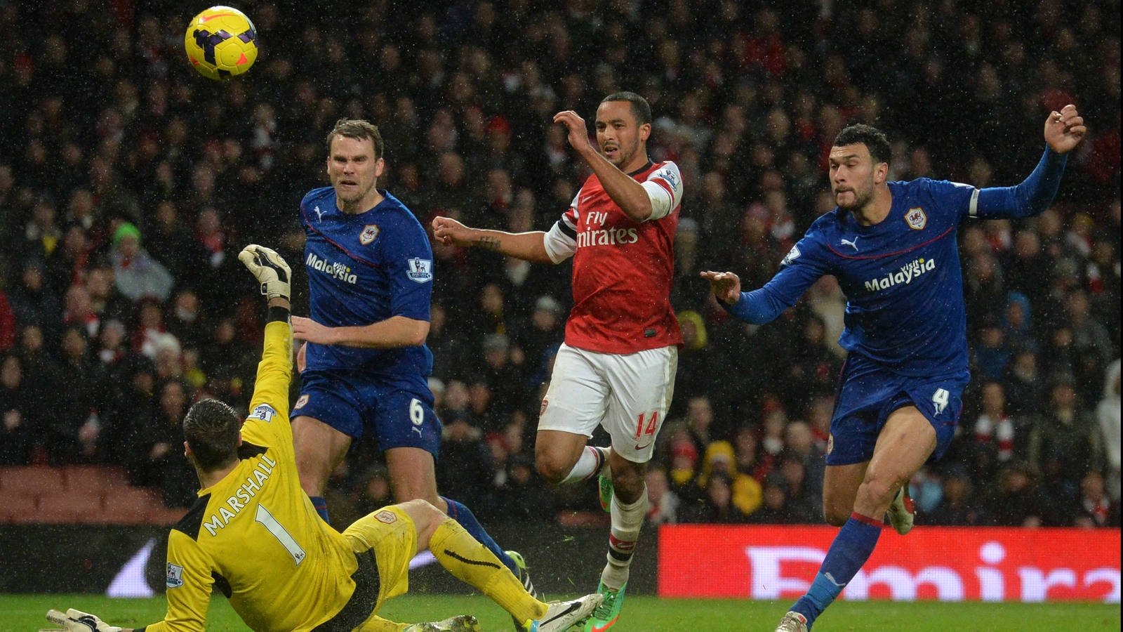 Arsenal strike late to return to the top