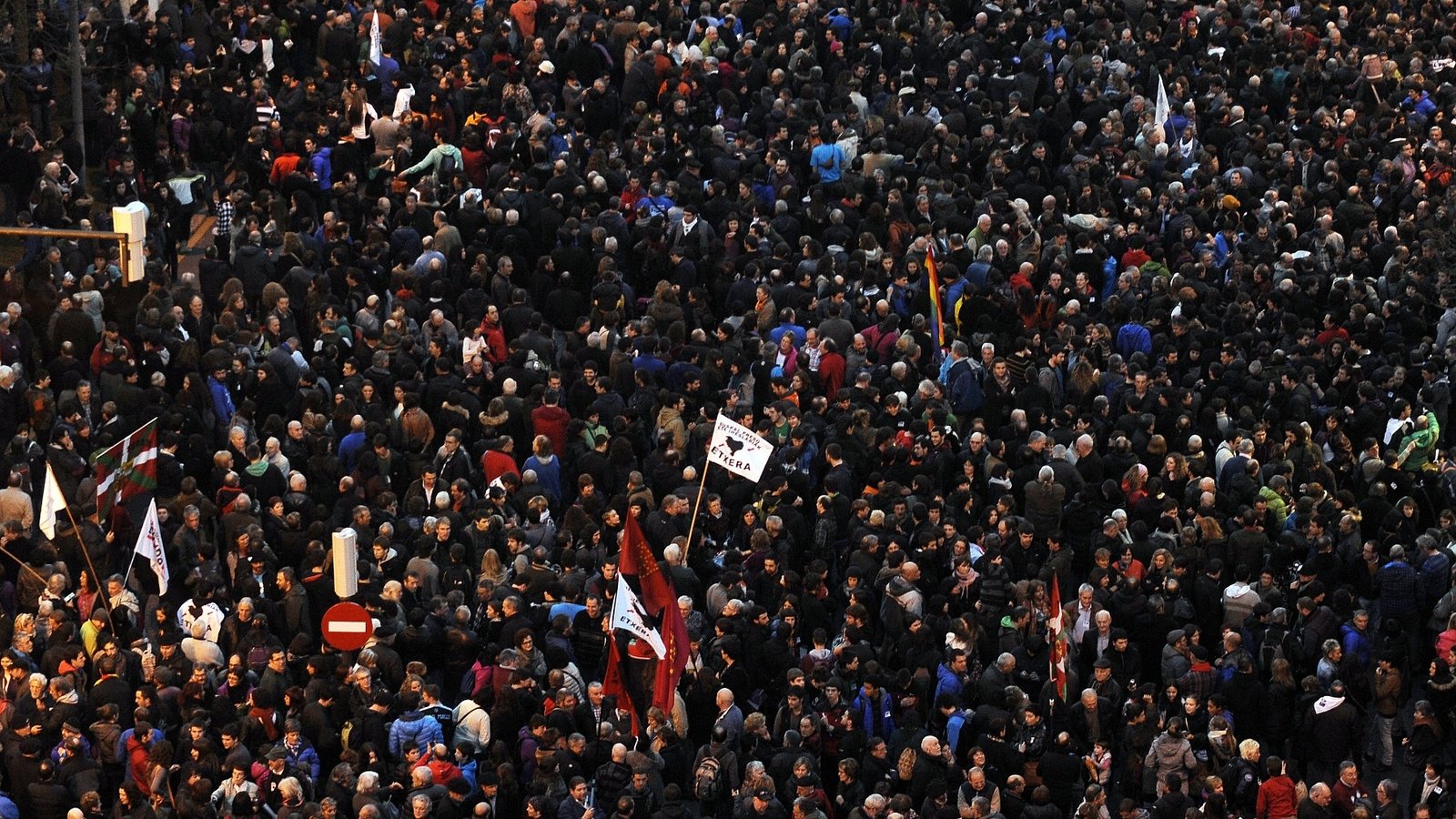 Basque protesters defy court to march in Bilbao
