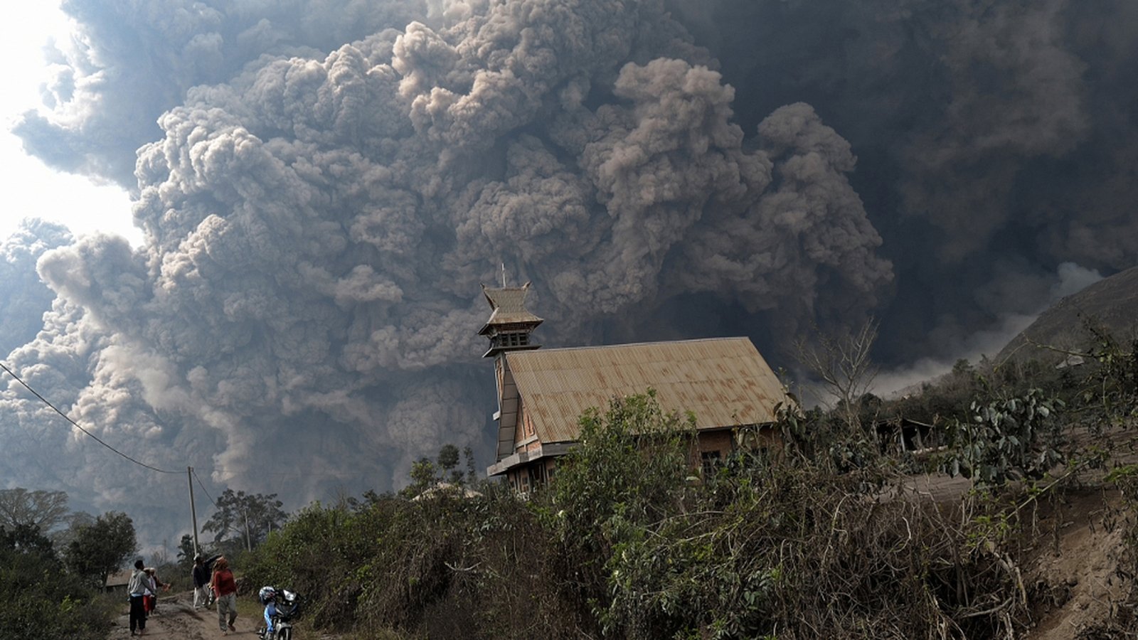 14 dead as Indonesian volcano erupts