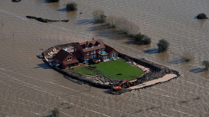 Cameron pledges to help British flood victims