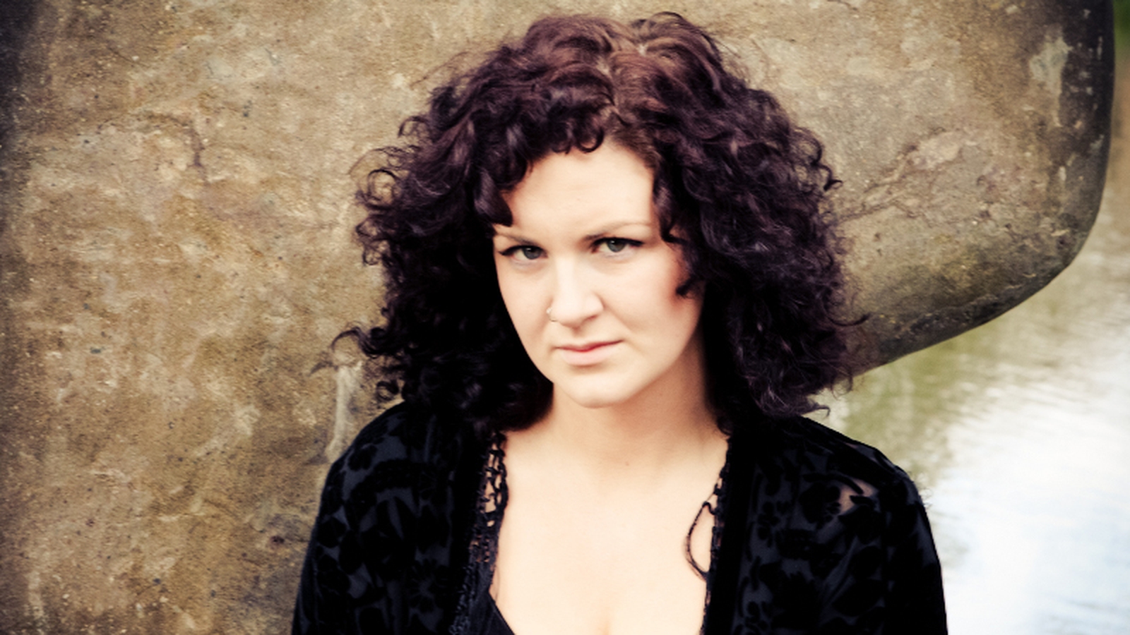 Watch! Anna Mitchell debuts new song