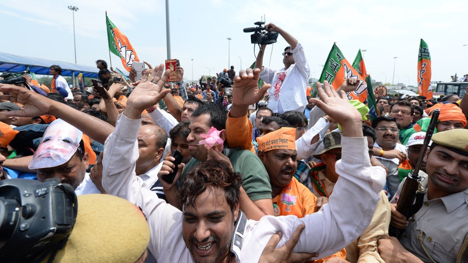 Crowds greet India's PM-elect in New Dehli