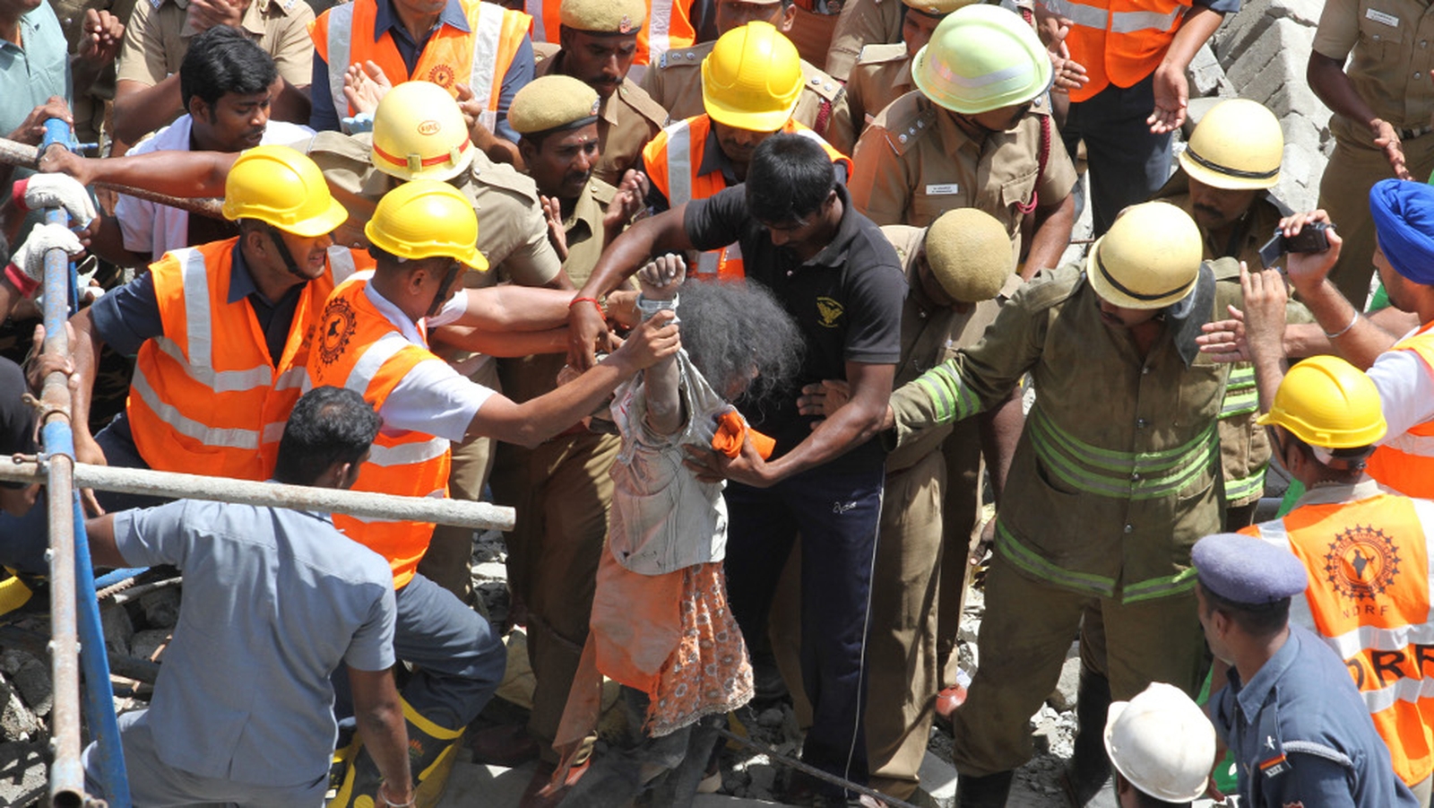 Indian building collapse toll up to 17