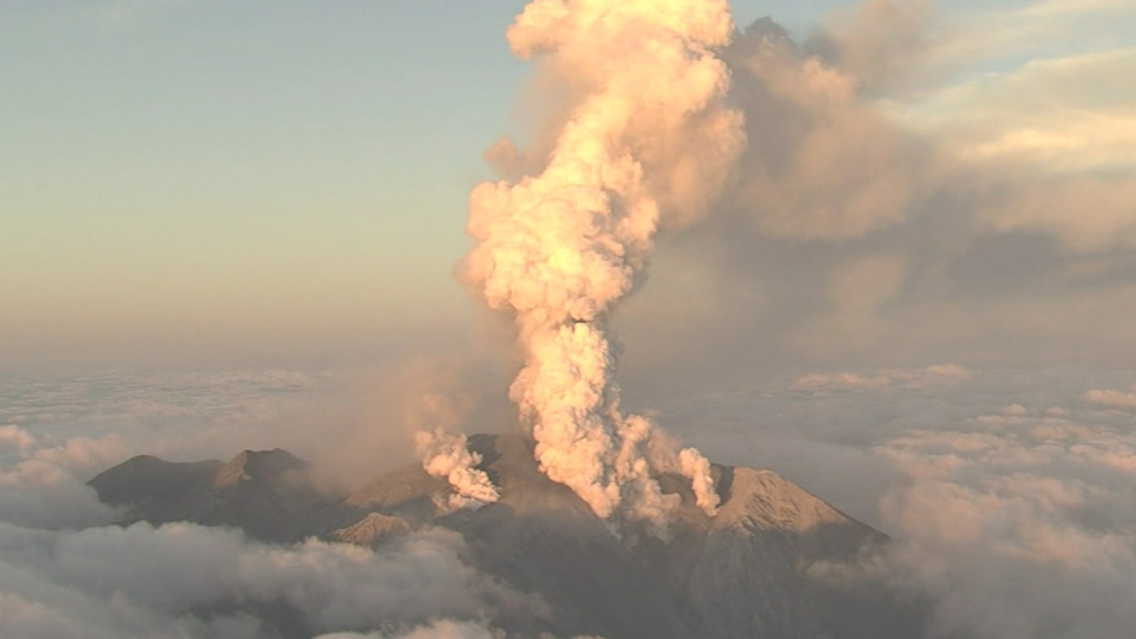 Volcano erupts in central Japan