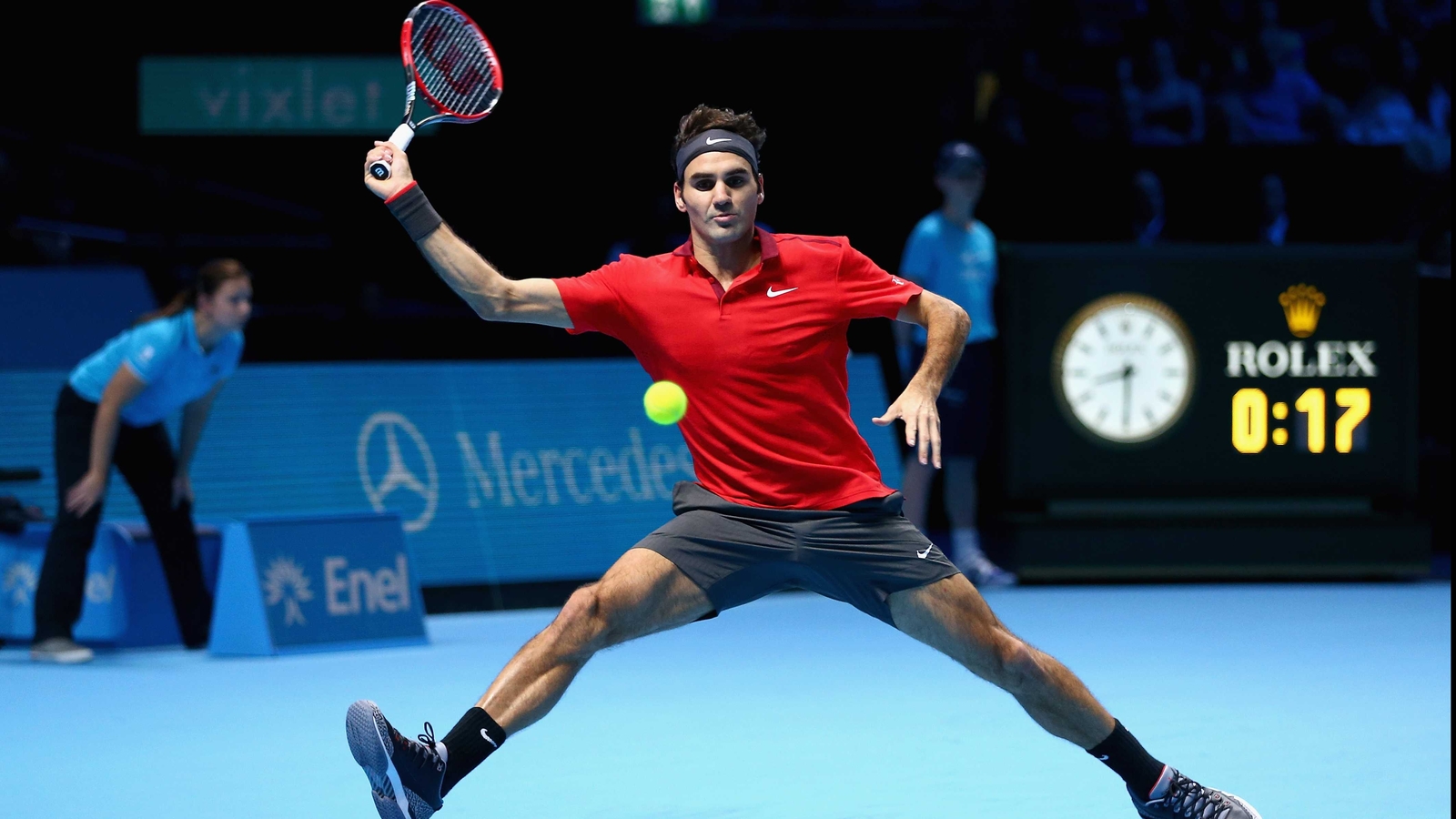 Federer opens with a win in London