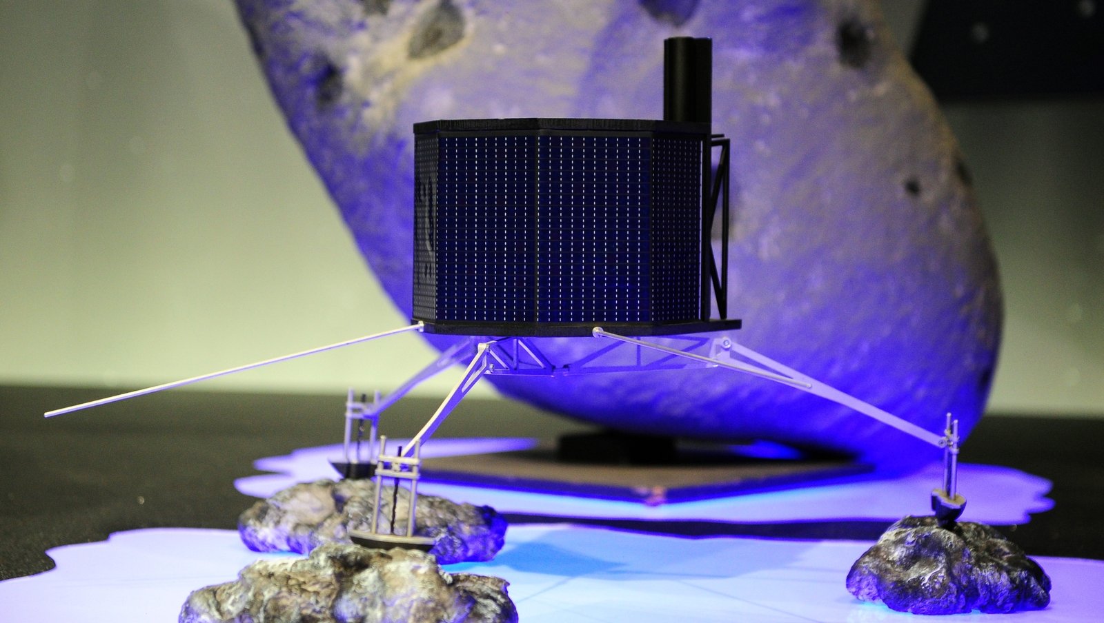 ESA probe not anchored, but transmitting data