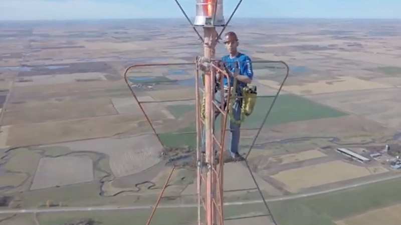 Watch! How to change a lightbulb at 1500 feet