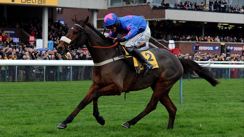 Charlie Hall Chase: Cue Card delighting Tizzard
