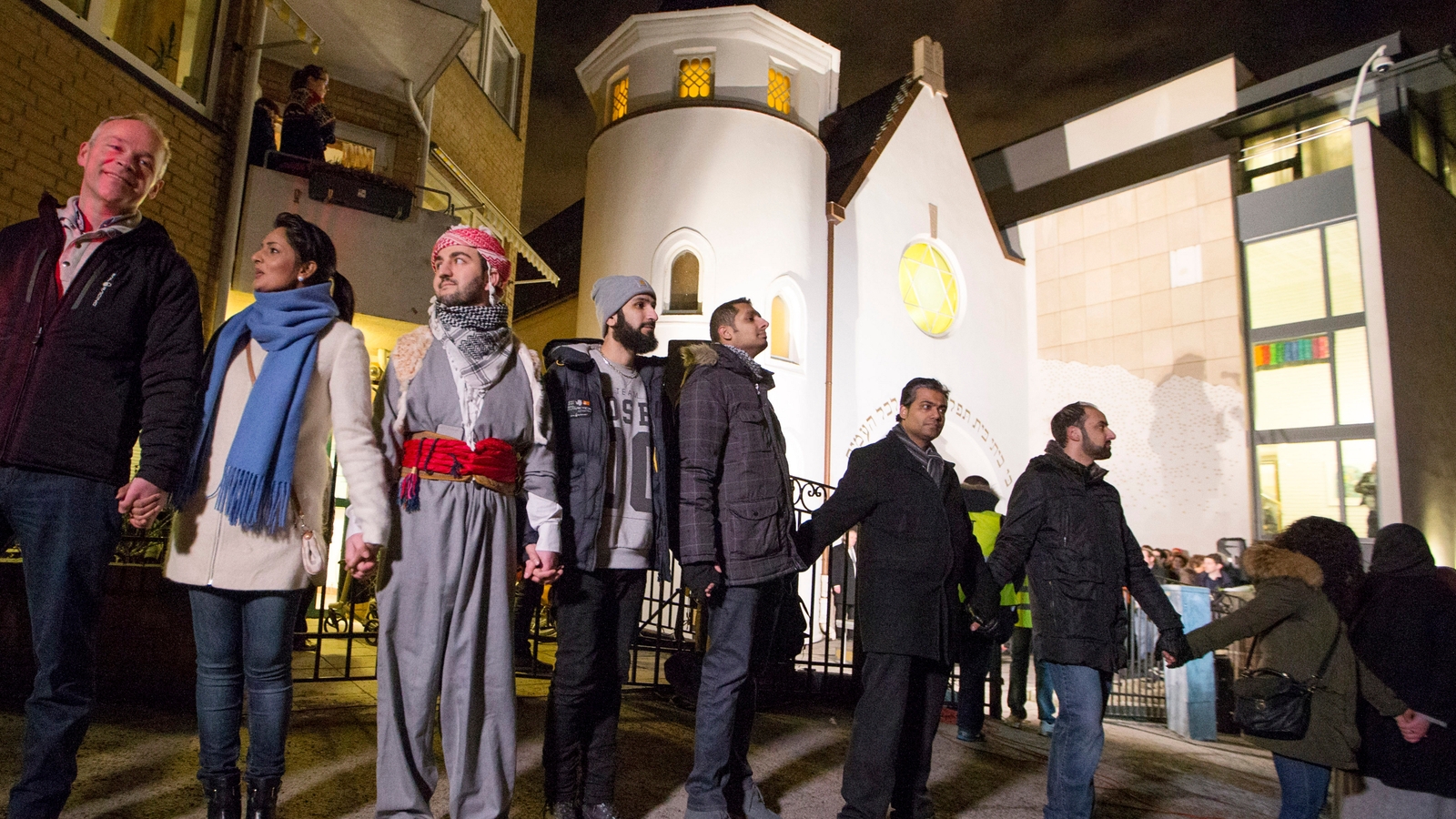 Norwegian Muslims form human shield at synagogue