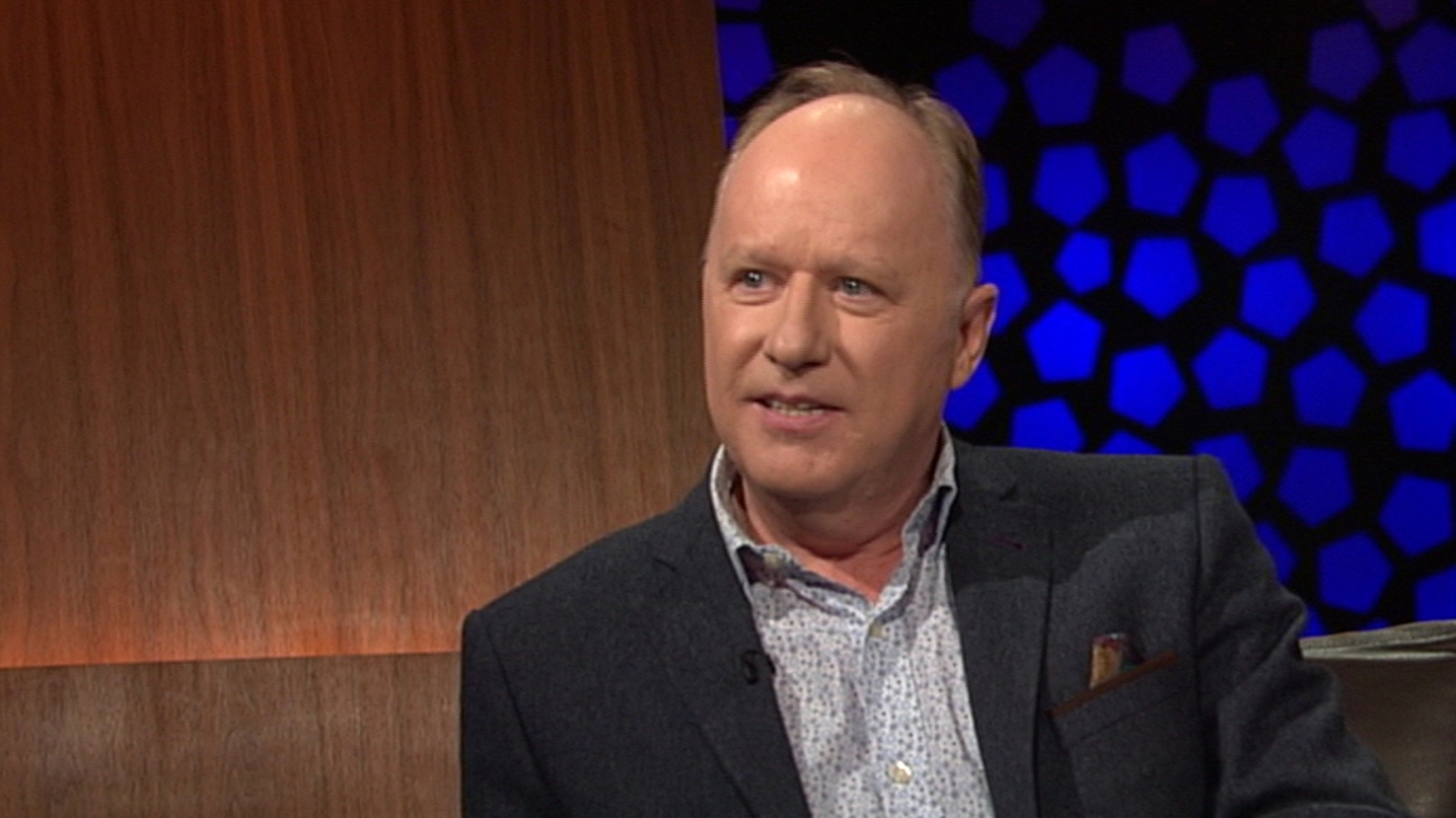 An DJ Tony Fenton 53 ar shlí na fírinne